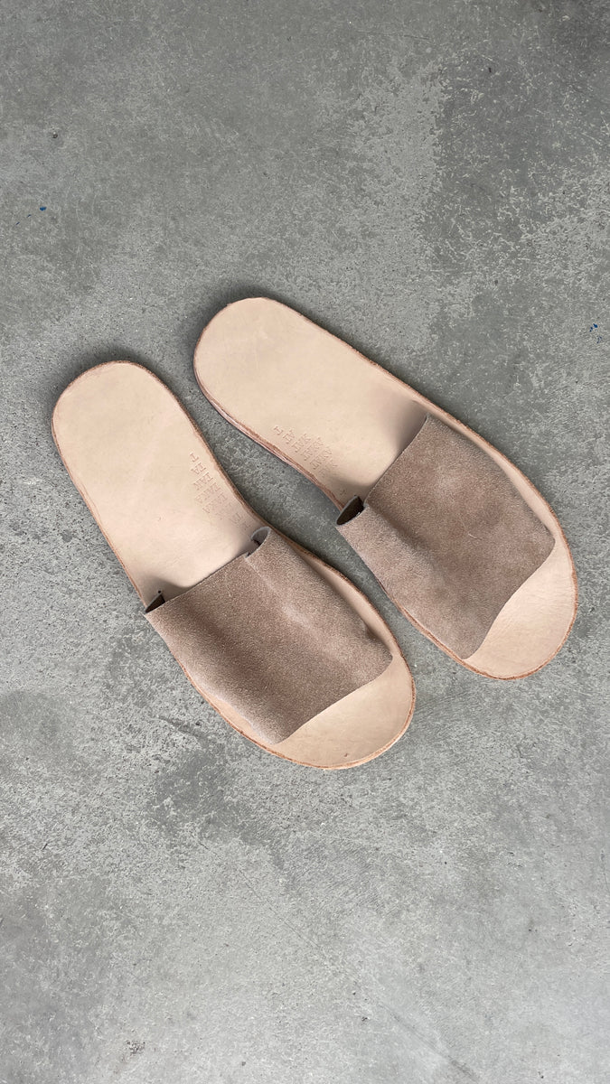 MARKET SLIDE / SAND – TAKA STUDIO